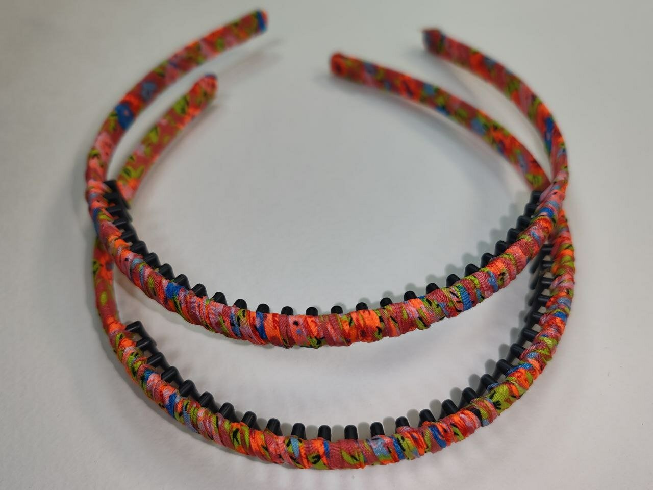 Яркий ободок для волос с зубчиками, в шелковой отделке 1 штука