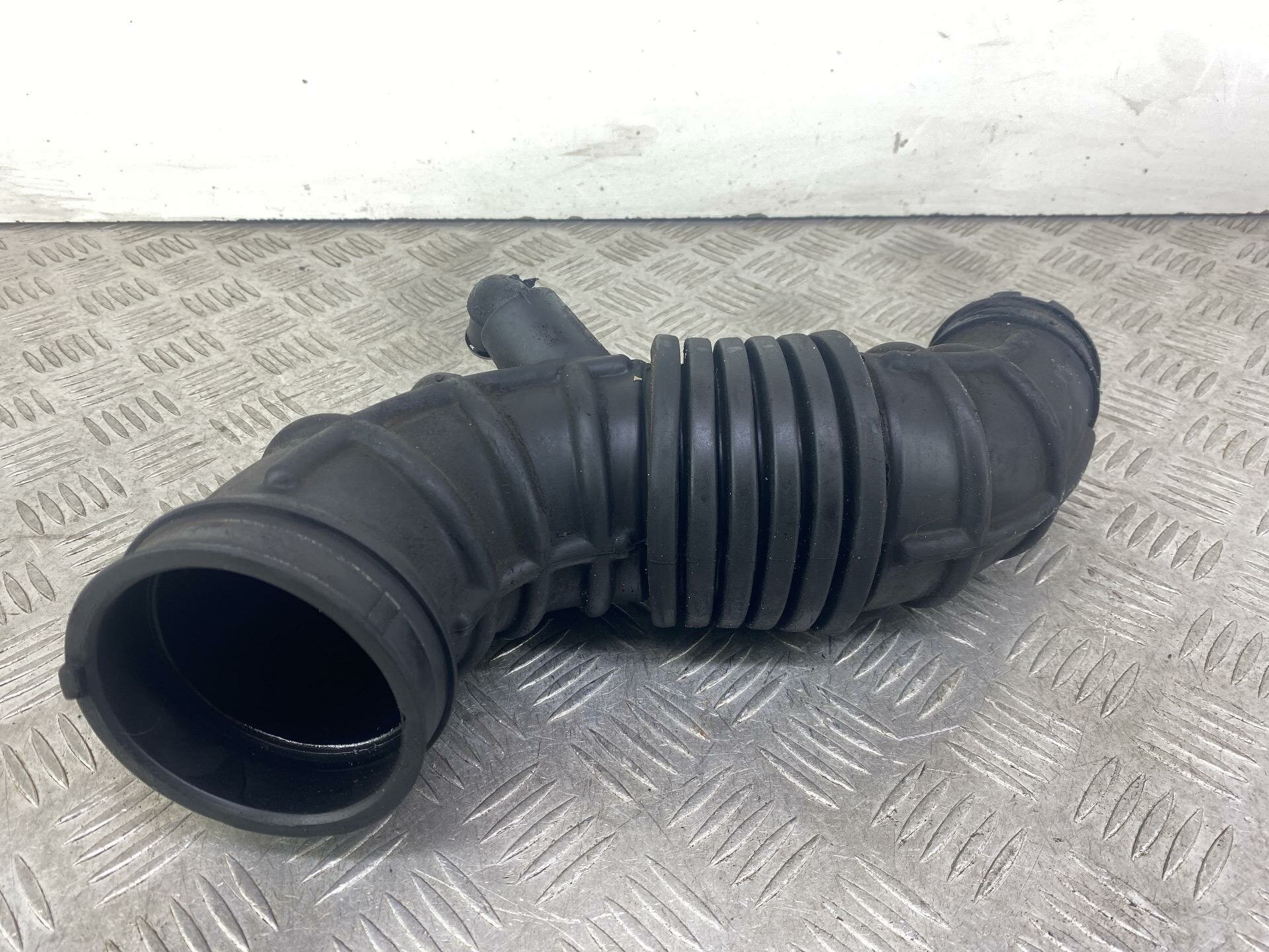 Патрубок воздушного фильтра Hyundai H1 Grand Starex 2008 281384H000