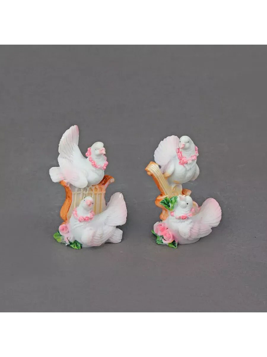 Голуби в розовом венке