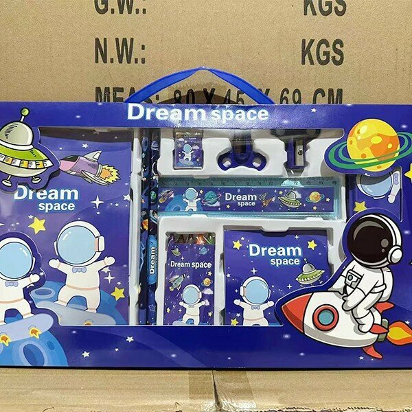 Подарки для учеников начальной школы, детские подарки, призы, школьные принадлежности, наборы канцелярских товаров к началу учебного года, подарочные коробки оптом.