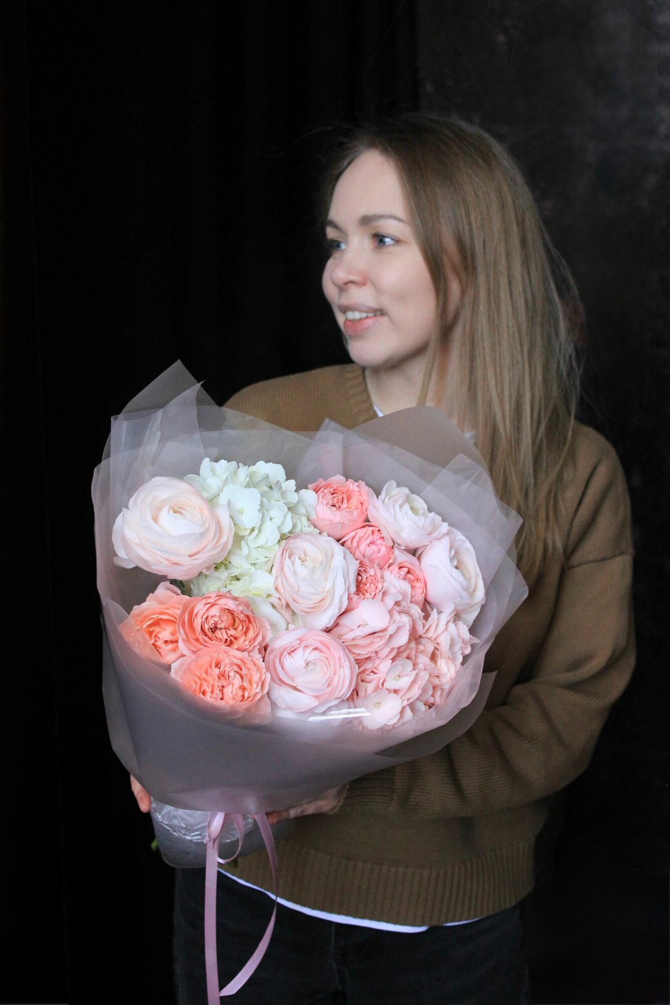 Букет клумба. москва "Нежный", гортензии, ранункулюсы, аквабокс