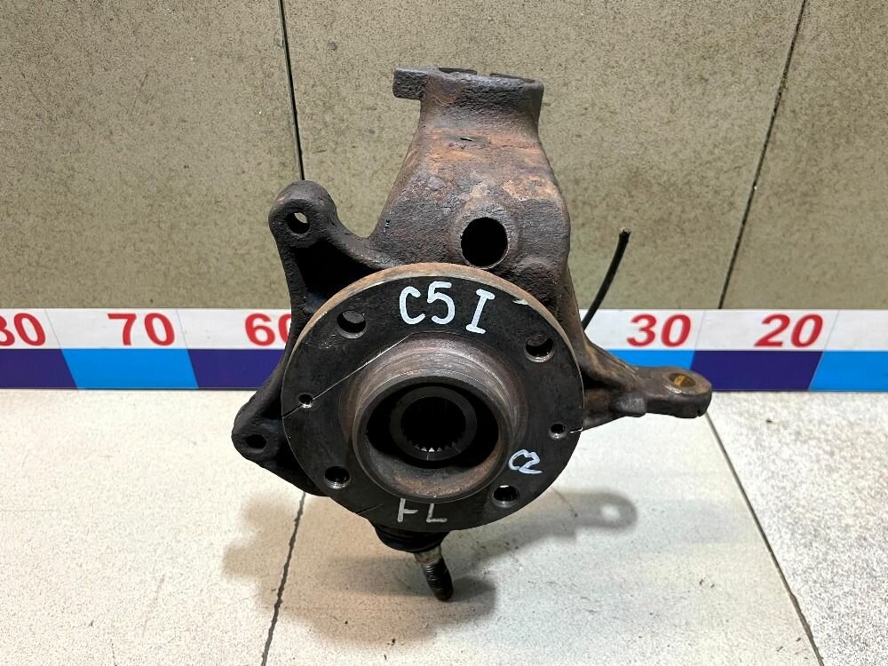 Кулак передний левый Citroen C5