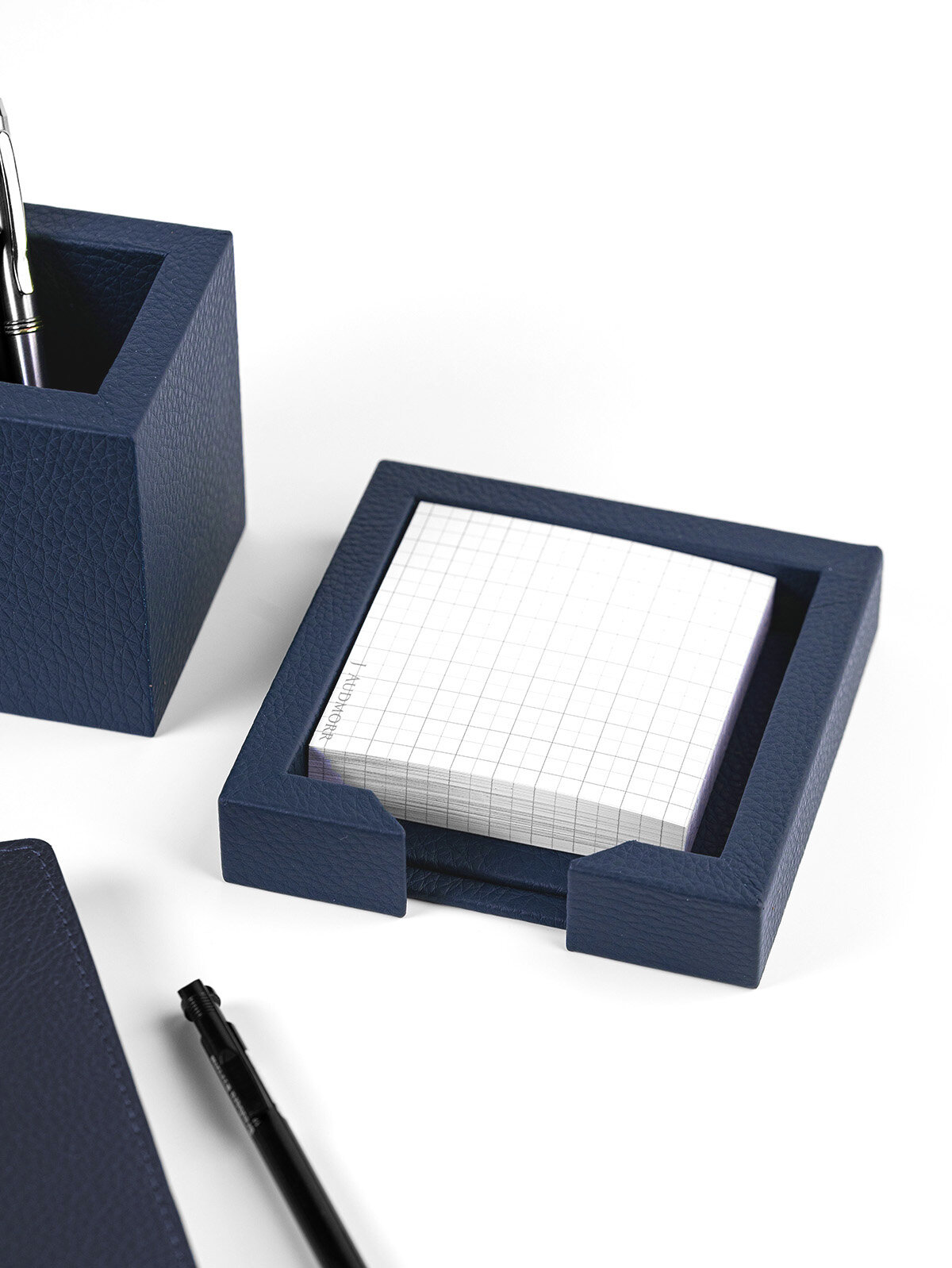 Кожаный лоток для бумажек и стикеров на рабочий стол с деревянной основой Ansty Indigo by J. Audmorr, синий