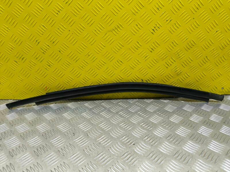 Молдинг стекла двери задней правой наружный Mitsubishi L200