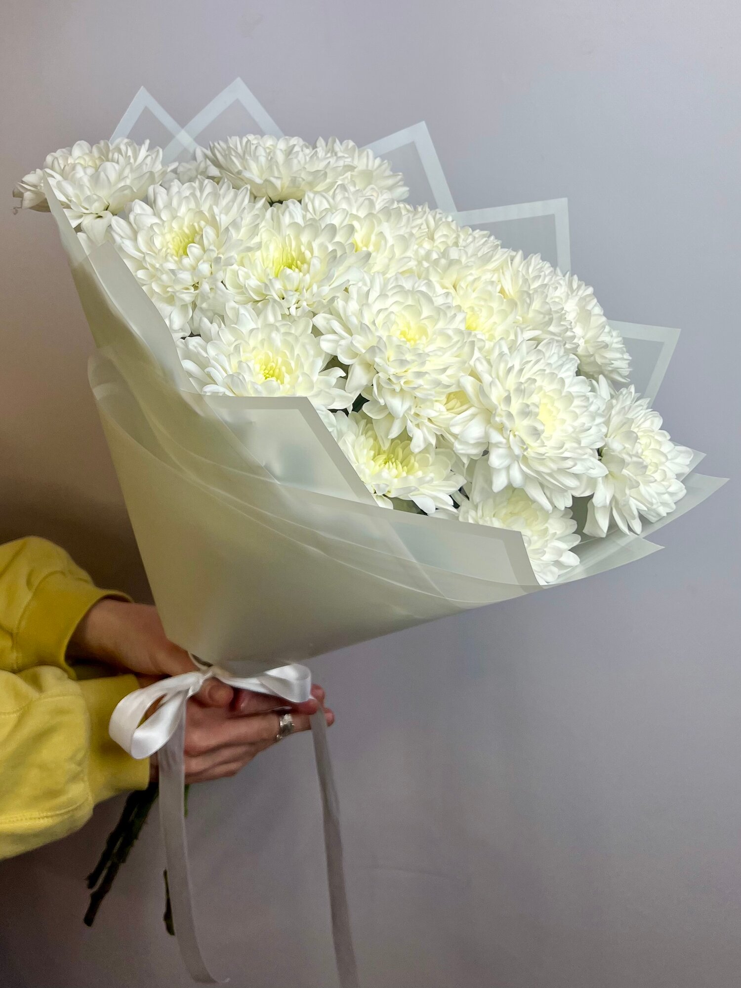 Пышный, нежный и стойкий монобукет из 5 белых хризантем сорта Алтай