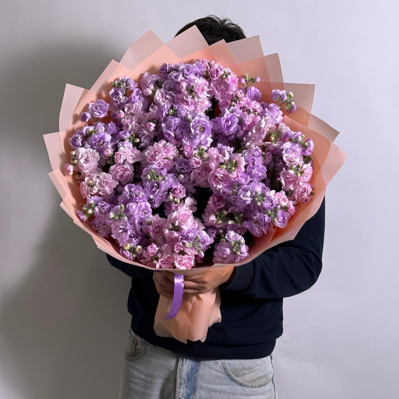 Пышный букет из кустовой маттиолы фиолетового и розового цвета от FlowersGo