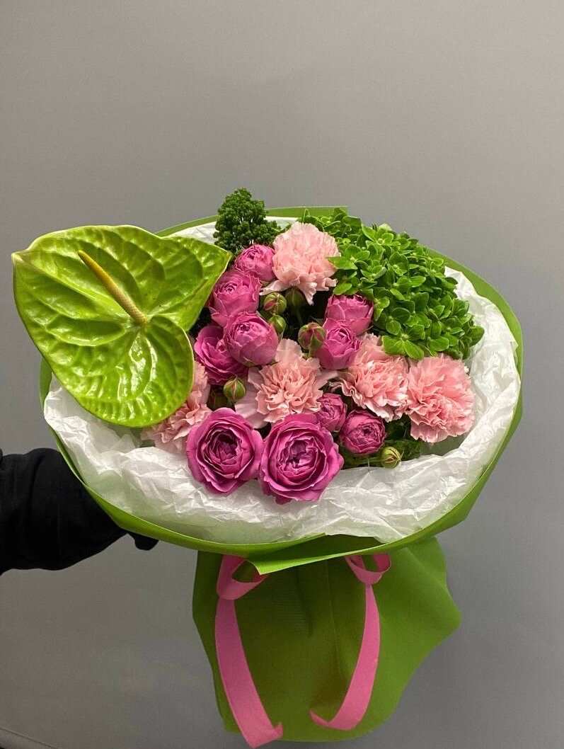 Букет из антуриума, гортензии, гвоздик и кустовой розы