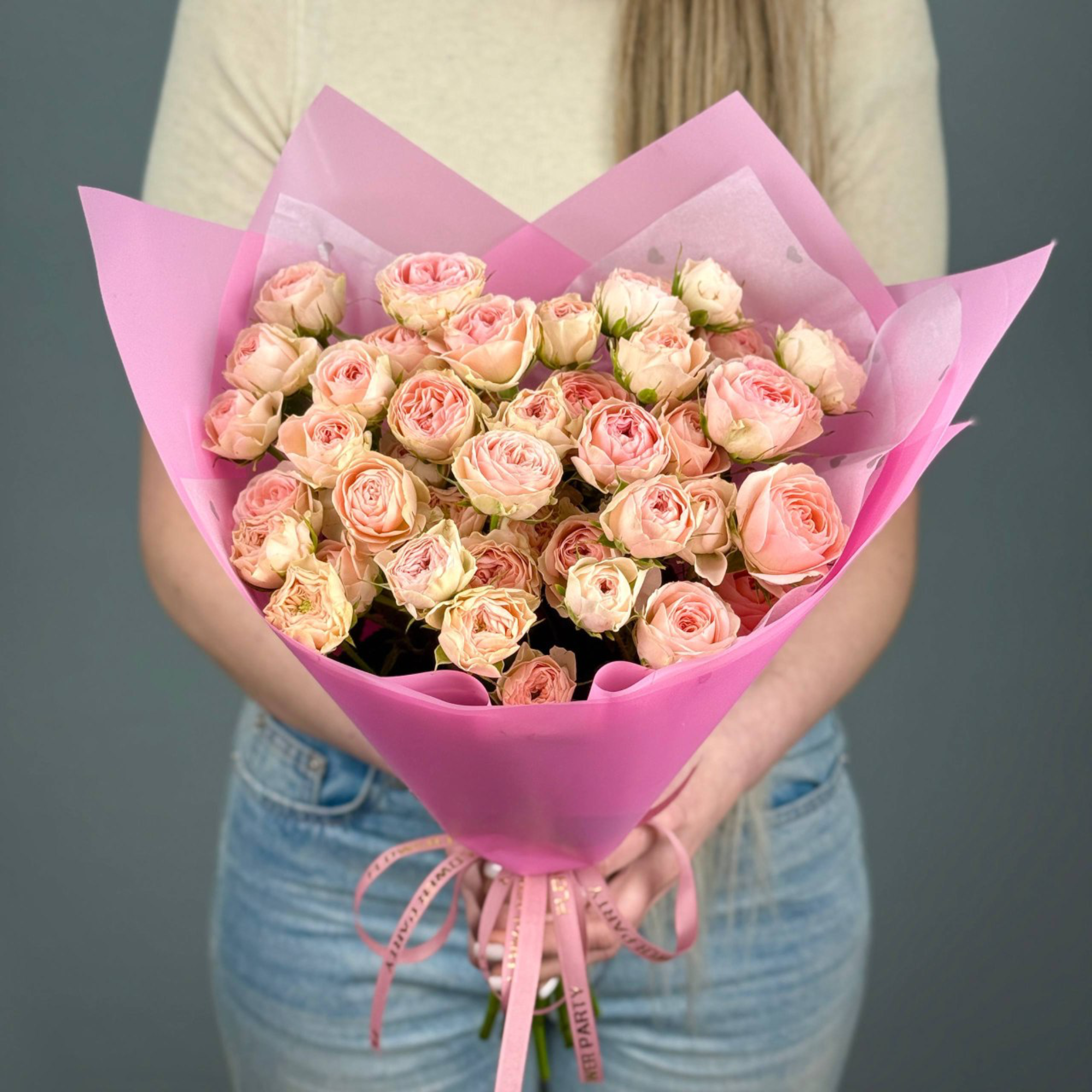 Букет из 11 кустовых роз "Тайна любви" в стильной упаковке. «365 Поводов» - живые цветы с доставкой