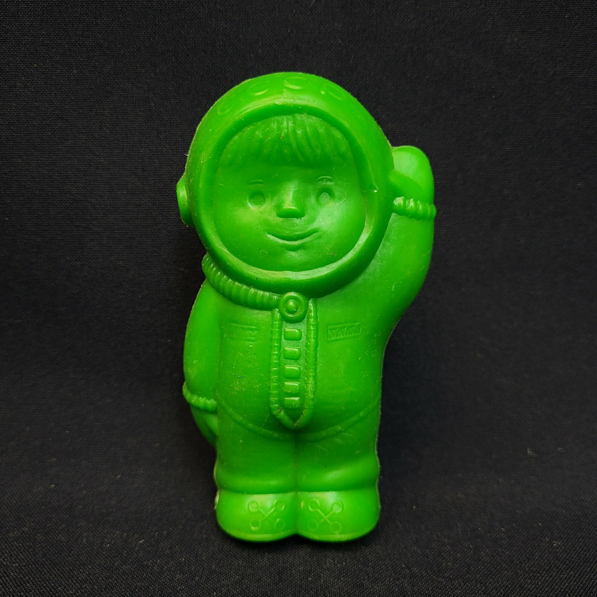 Винтажная игрушка СССР. Пластмассовая фигурка космонавта с поднятой рукой, советский сюжет