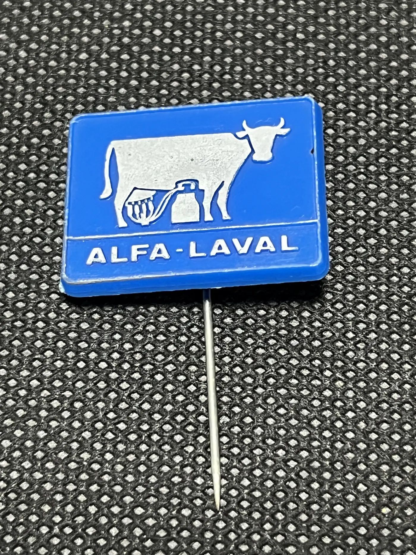 Значок Alfa-Laval, корова с доильным аппаратом