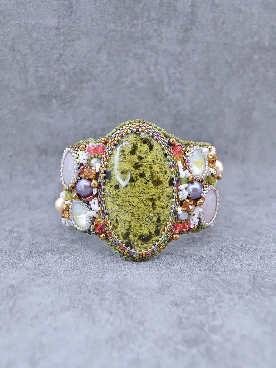 Незамкнутый браслет RINABEAD, кристаллы Swarovski, кварц, кристалл, змеевик, бисер