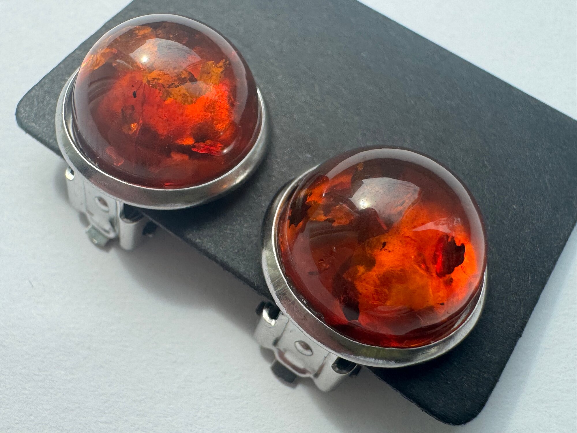 Серьги клипсы, янтарь прессованный