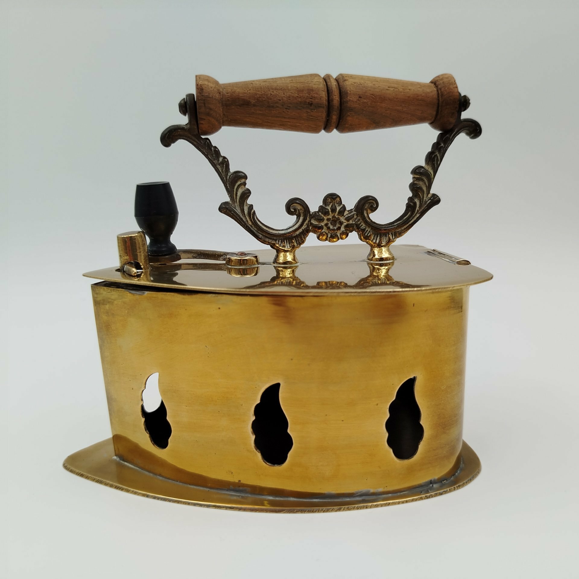 Утюг угольный (сувенирный), латунь, дерево, Европа, 1870-1990 гг.