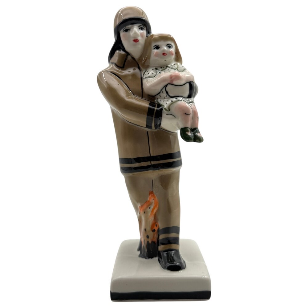 Статуэтка "Пожарный с ребенком", 19 см, 2022-2024 гг, Вербилки, Россия