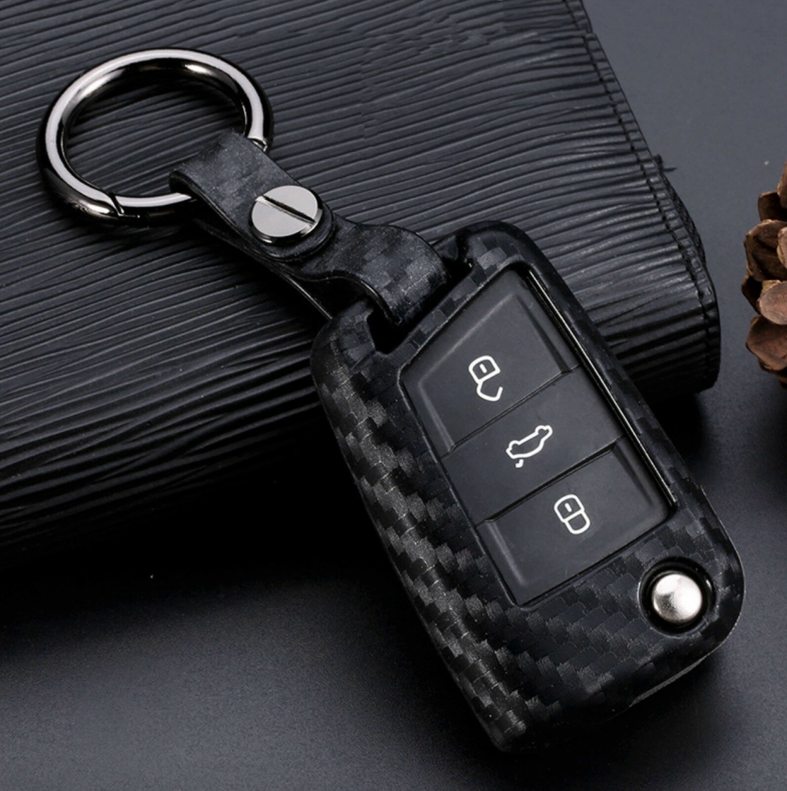 Противоударный защитный чехол MyPads M-236879 с брелком для откидного ключа ŠKODA и Volkswagen, карбоновый рисунок