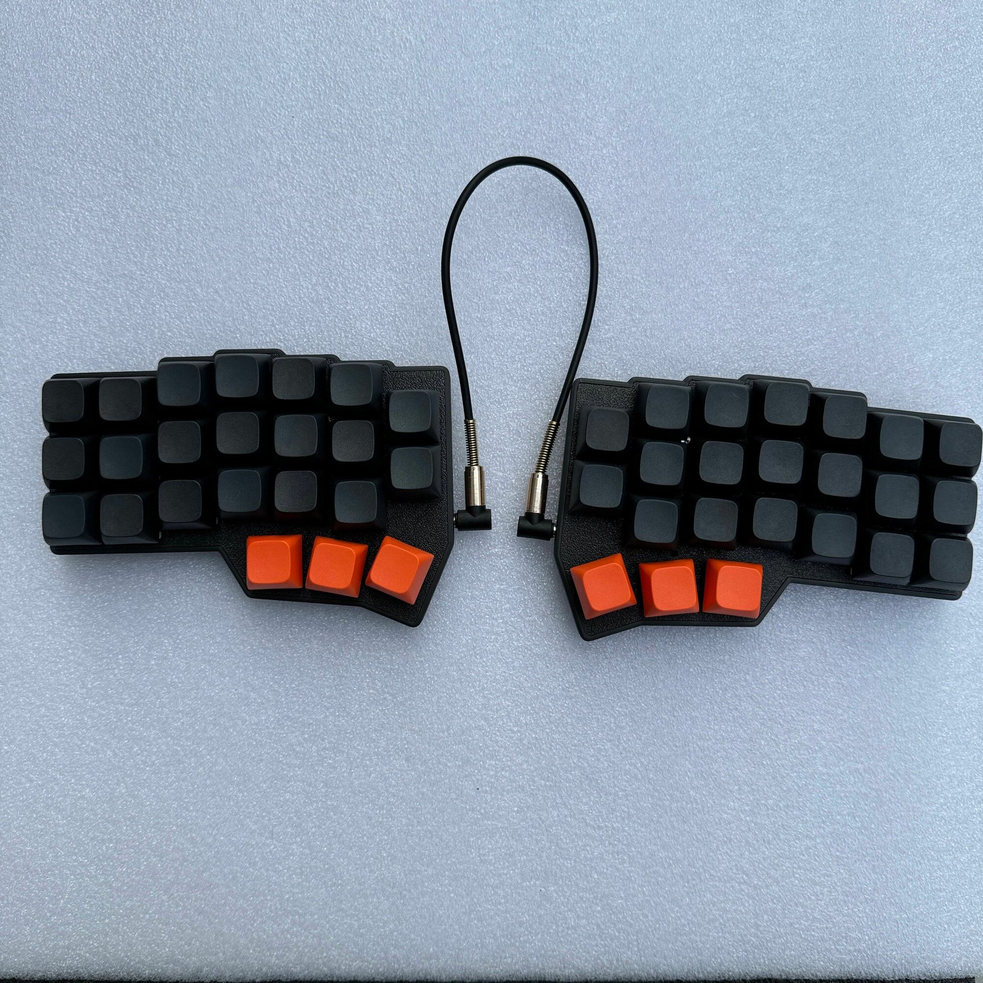 Проводная раздельная клавиатура Corne V4 черный, оранжевые колпачки, красный переключатель