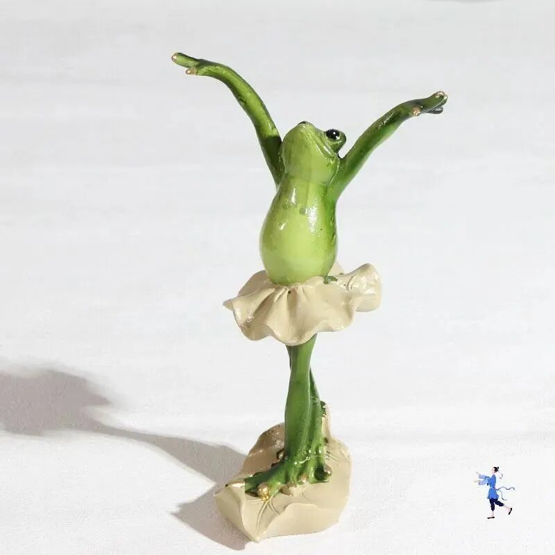 Маленькие стеклянные украшения в виде лягушек-балерины из полимера, зеленого цвета