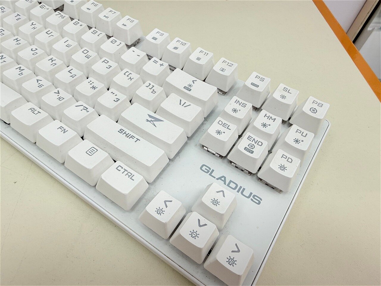 Клавиатура Zet Gaming Gladius белый, проводная, USB, 1.8 м (ZG-S9-G87LRed-PBT-W).Б/У,уценка