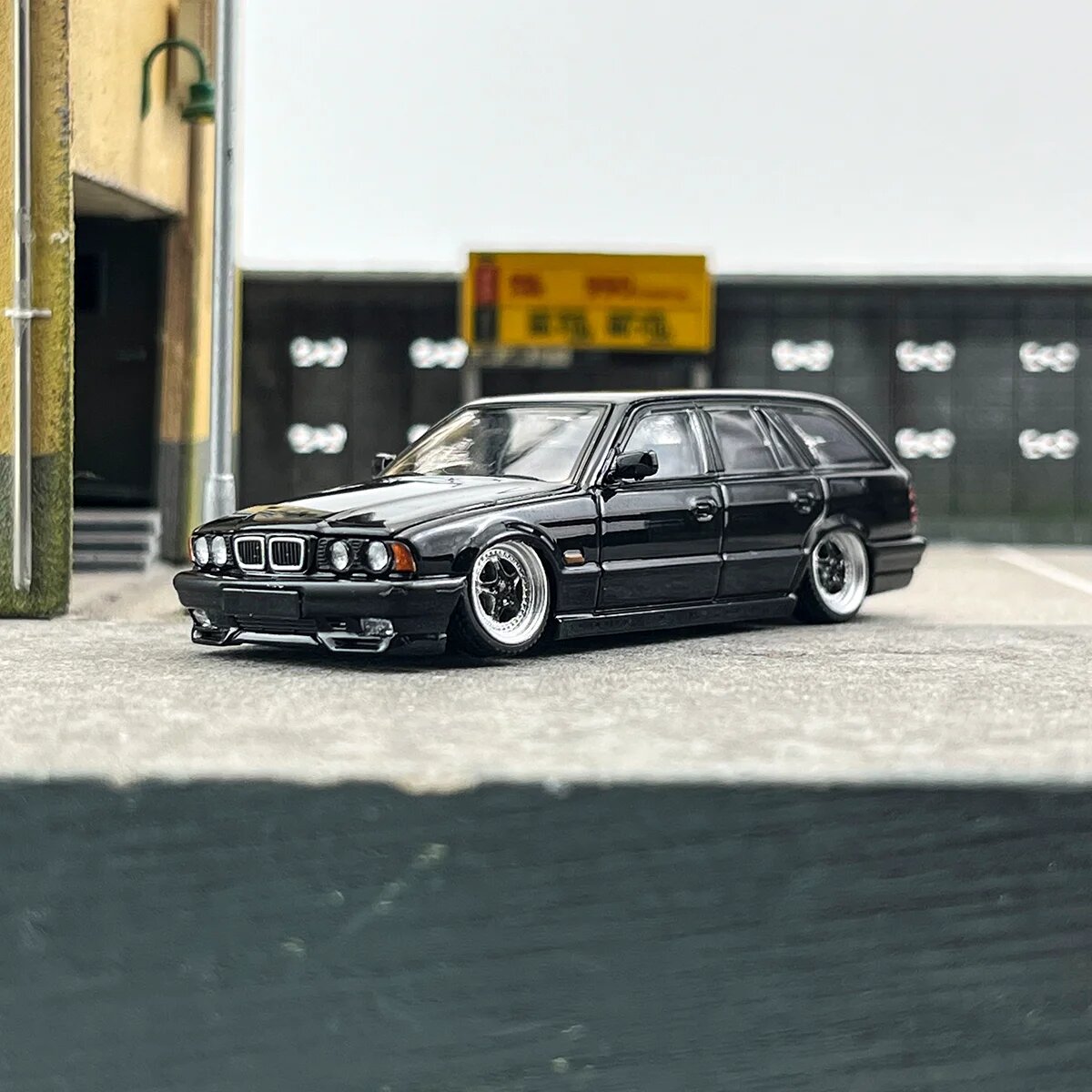 BMW E34 черный, модель автомобиля 1:64