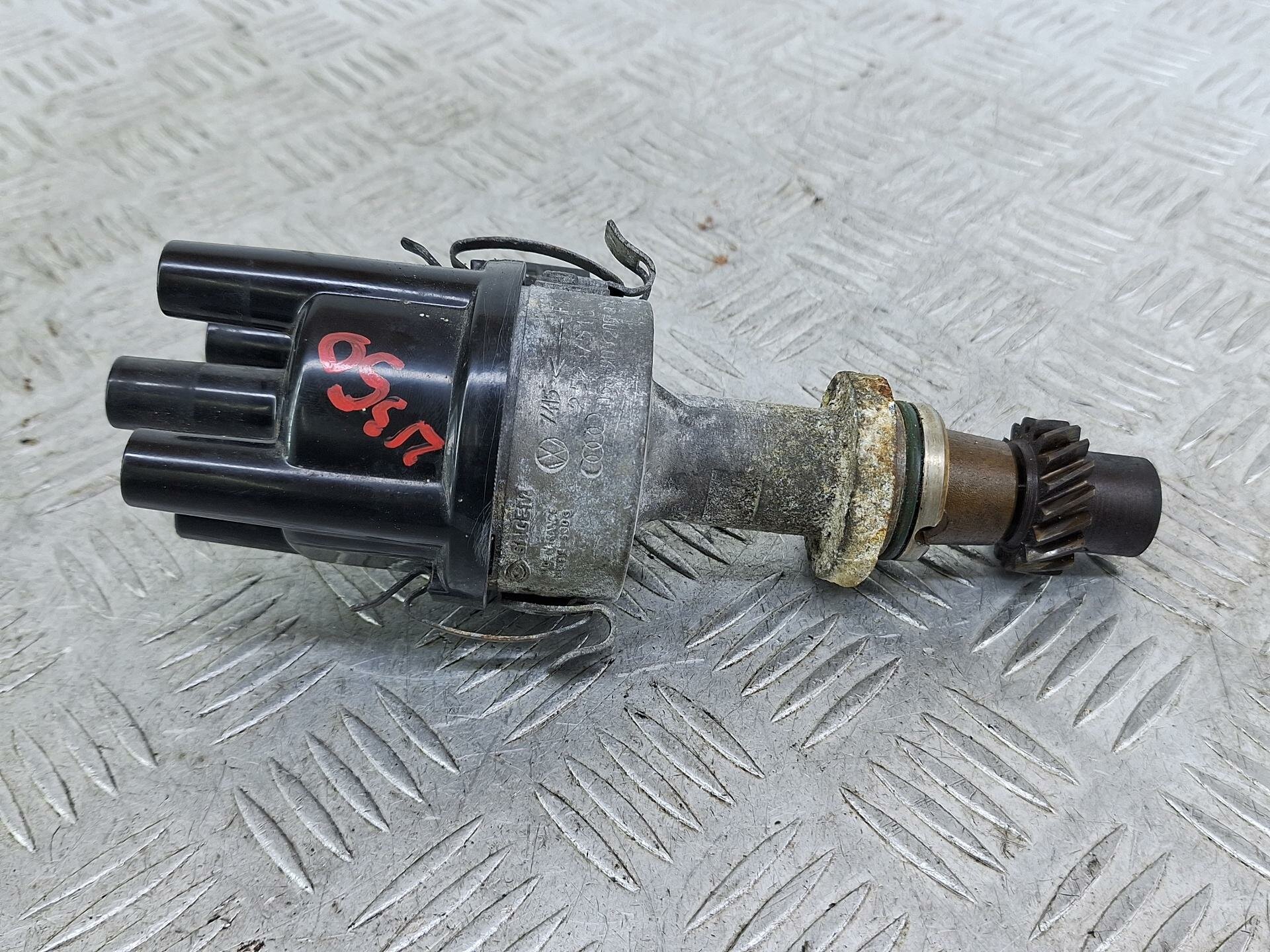 Распределитель зажигания (трамблер) Volkswagen Golf 3 1999 050905205BA
