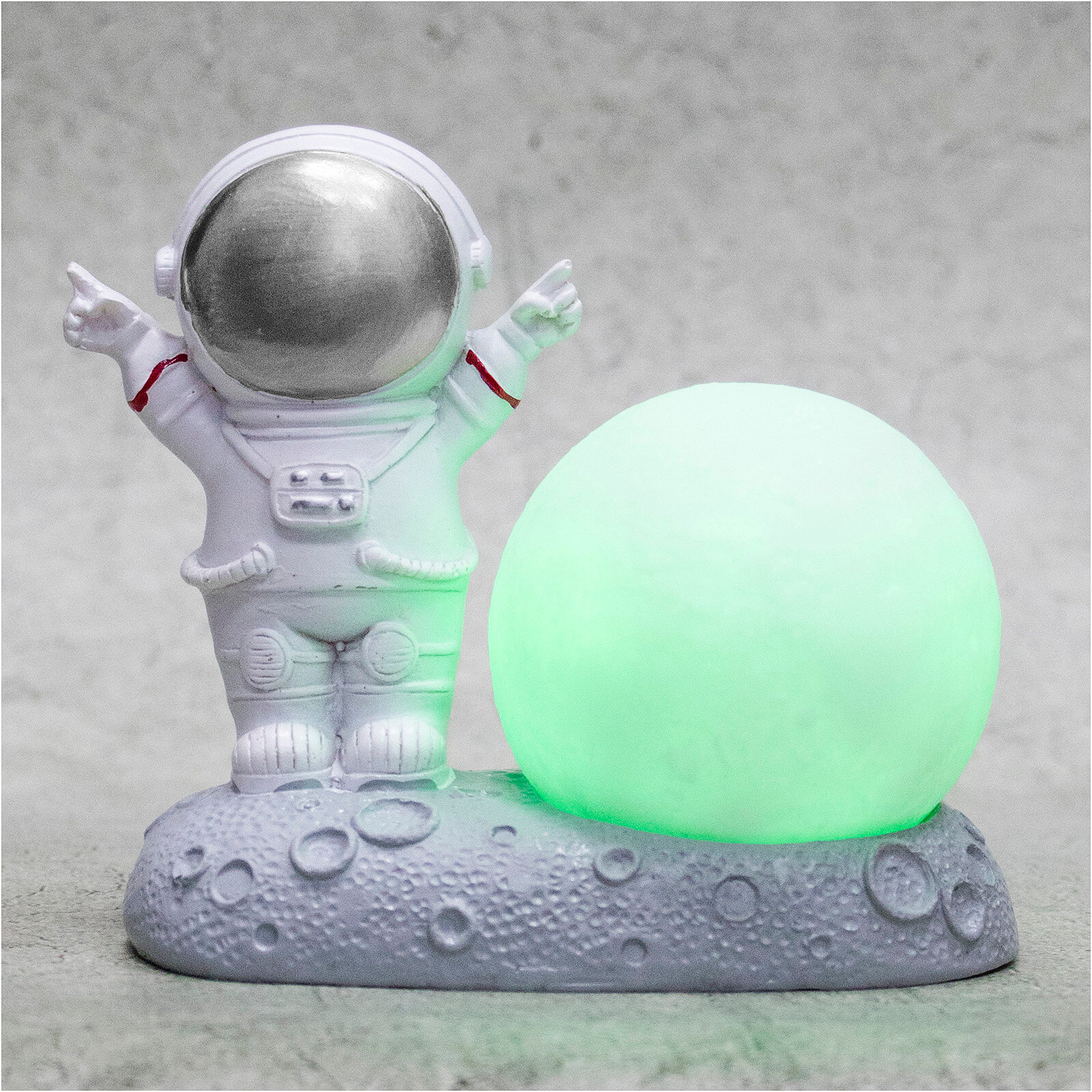 Светильник "Космонавт N 1" 13х12х7 см серебряный, ночник меняет цвета, 3D Луна шар, подарок девочке, мальчику