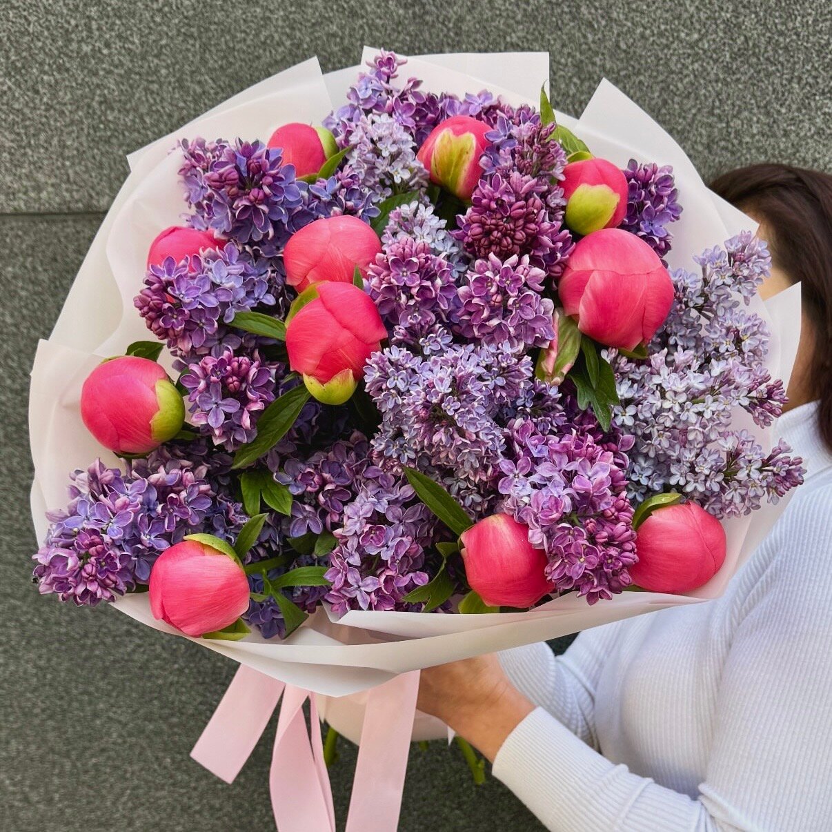 Букет из коралловых пионов и сирени, красивый букет цветов, шикарный, премиум цветы, премиум букет