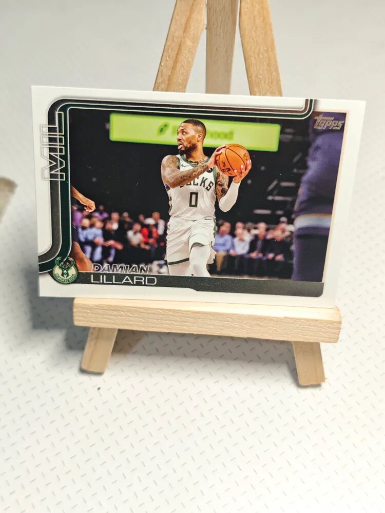 Коллекционные стандартные баскетбольные карточки Topps NBA 2025 года