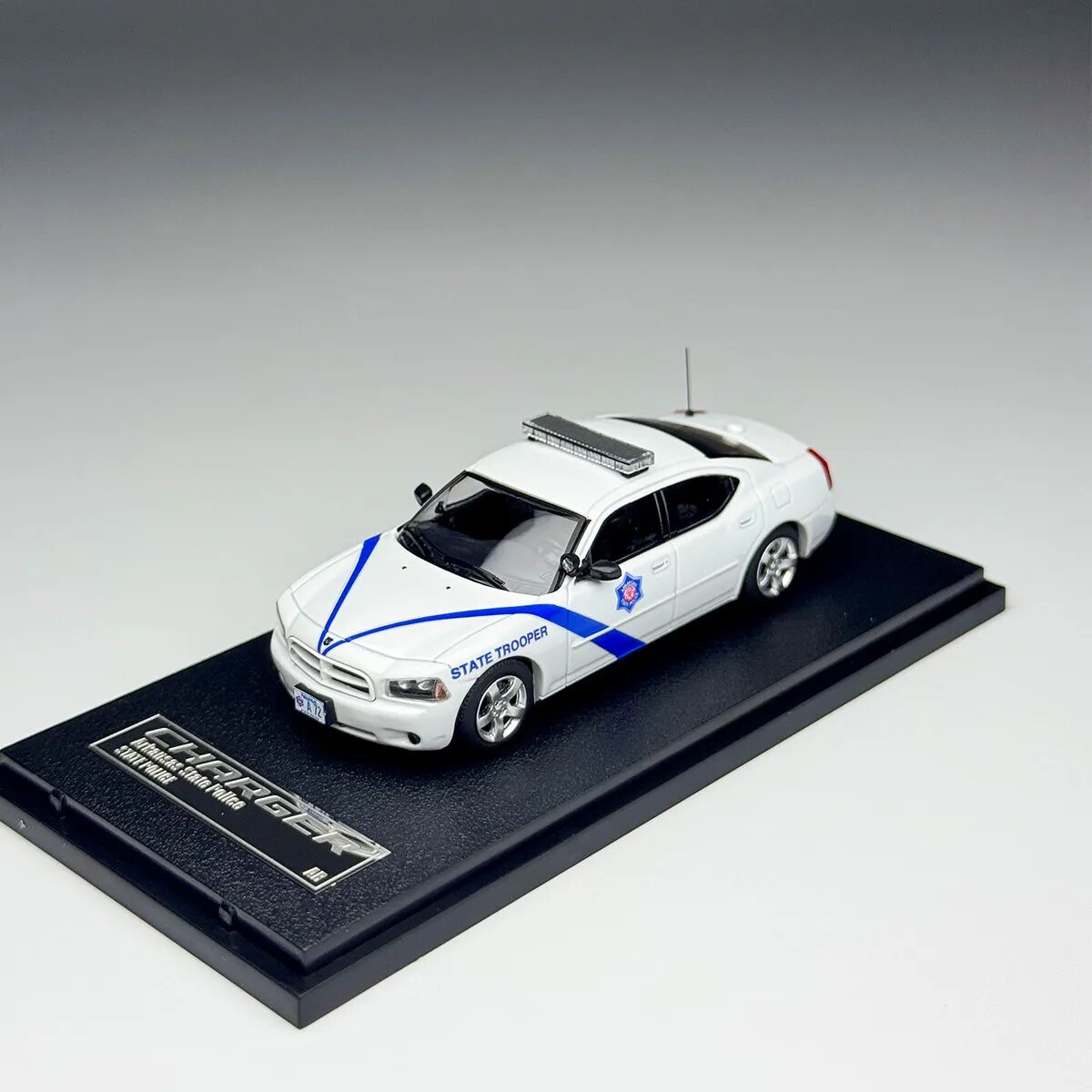 Модель автомобиля MASSDI Charger 08 SRT 1/64 серебристого металла ASP