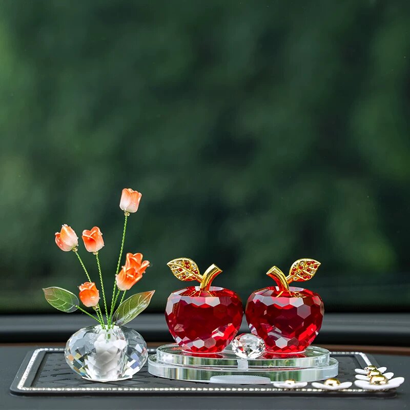 Кристаллический автомобильный панельный декор Golden Leaf Double Apple красного цвета с маленькой ромашкой