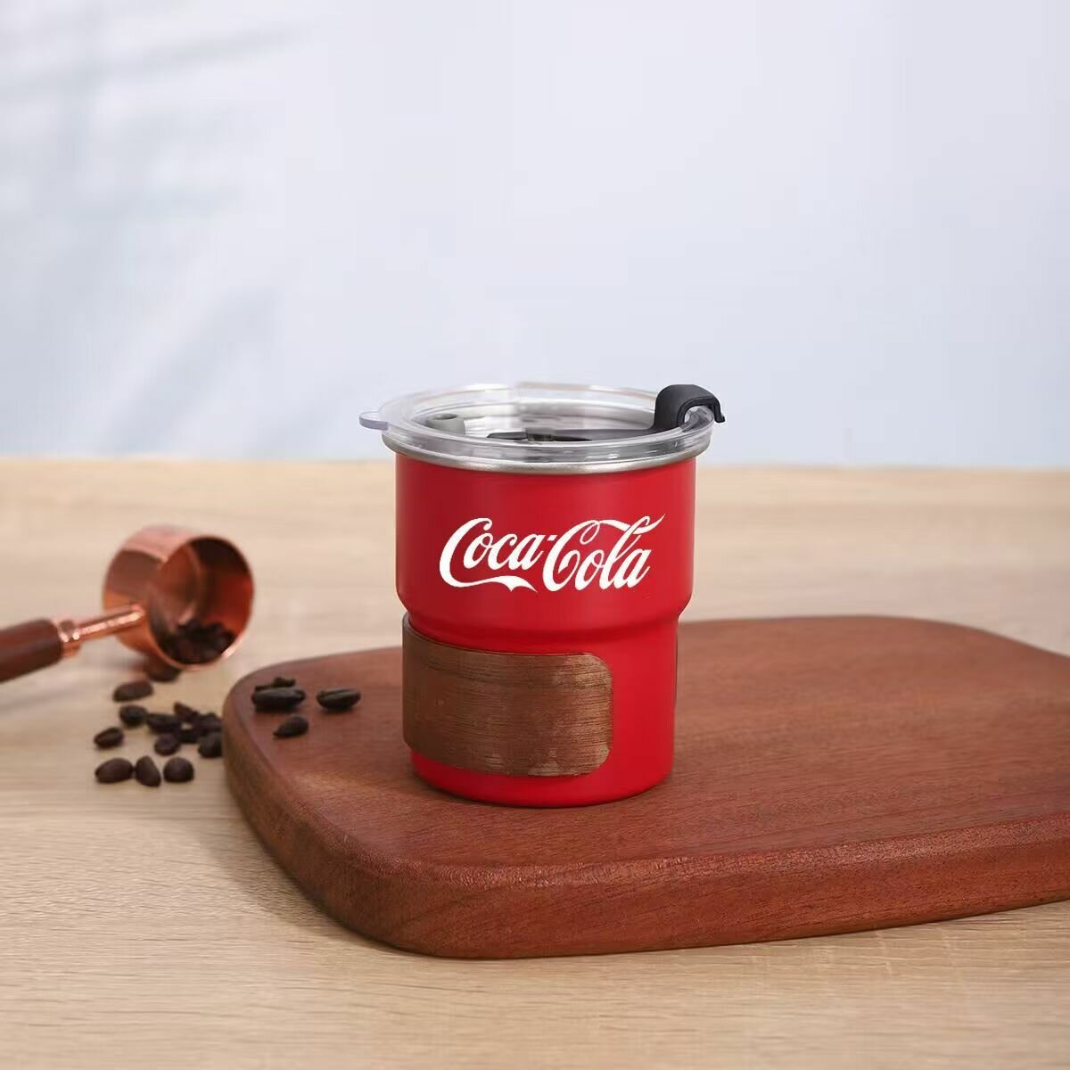 Стильная и портативная кружка Coca-Cola из нержавеющей стали с крышкой и термоизоляционным чехлом.