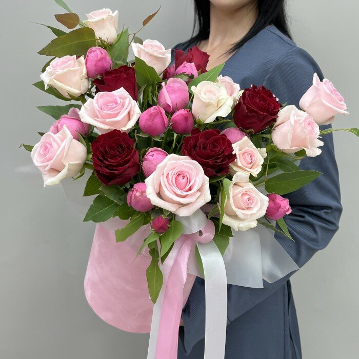 Композиция (букет) цветов из 25 роз, яркий микс в коробке, ROZA4U