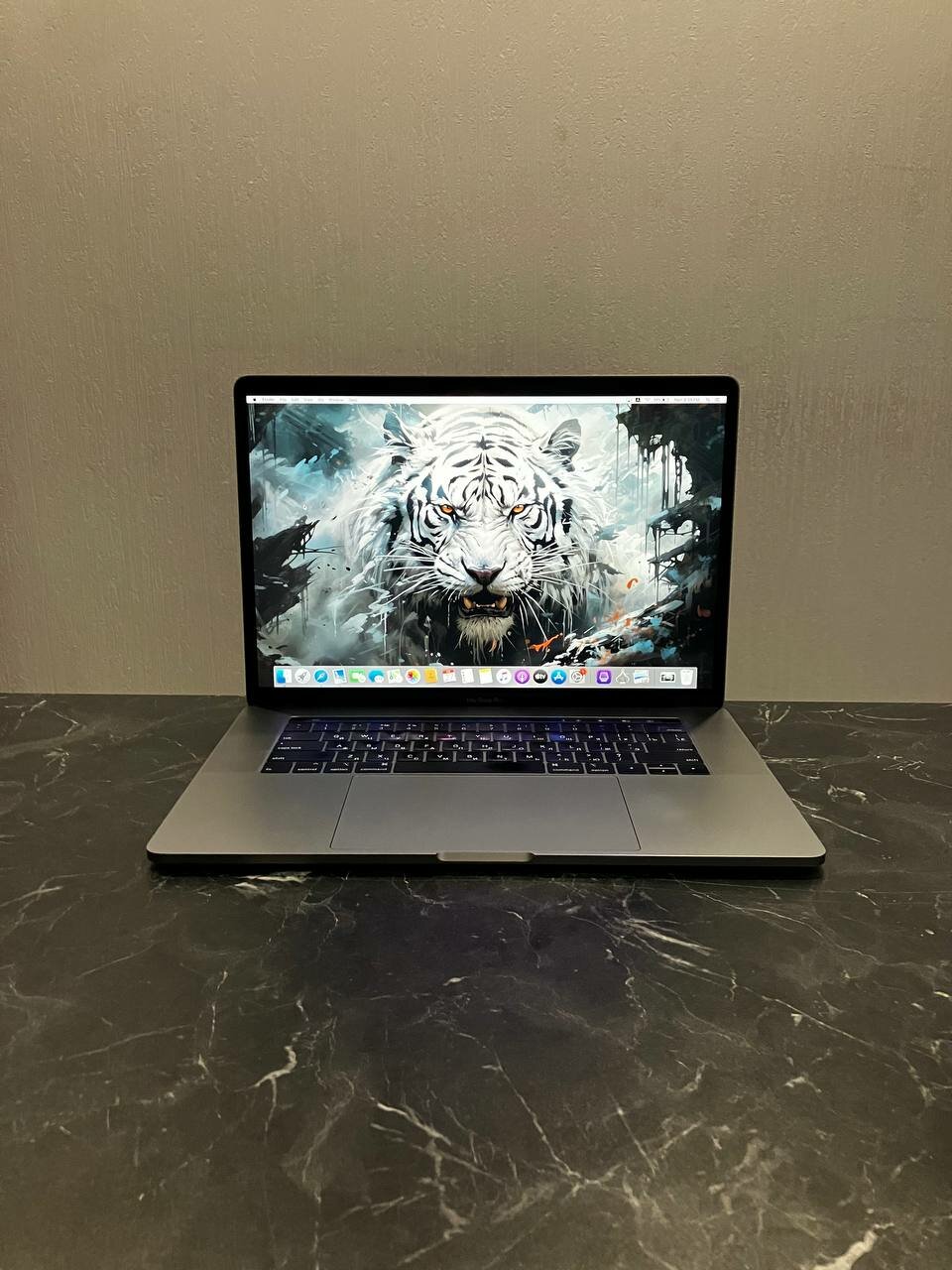 Ноутбук Apple MacBook Pro 15 2018, Intel Core i9 2.9 ГГц, 32/512 ГБ, AMD Radeon Pro 560x 4гб, Intel UHD Graphics 630