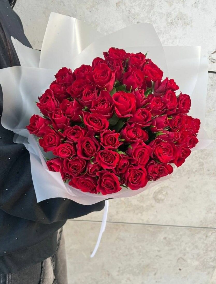 Букет живых цветов / Монобукет / 51 Роза / Цвет красный / Дизайнерская упаковка