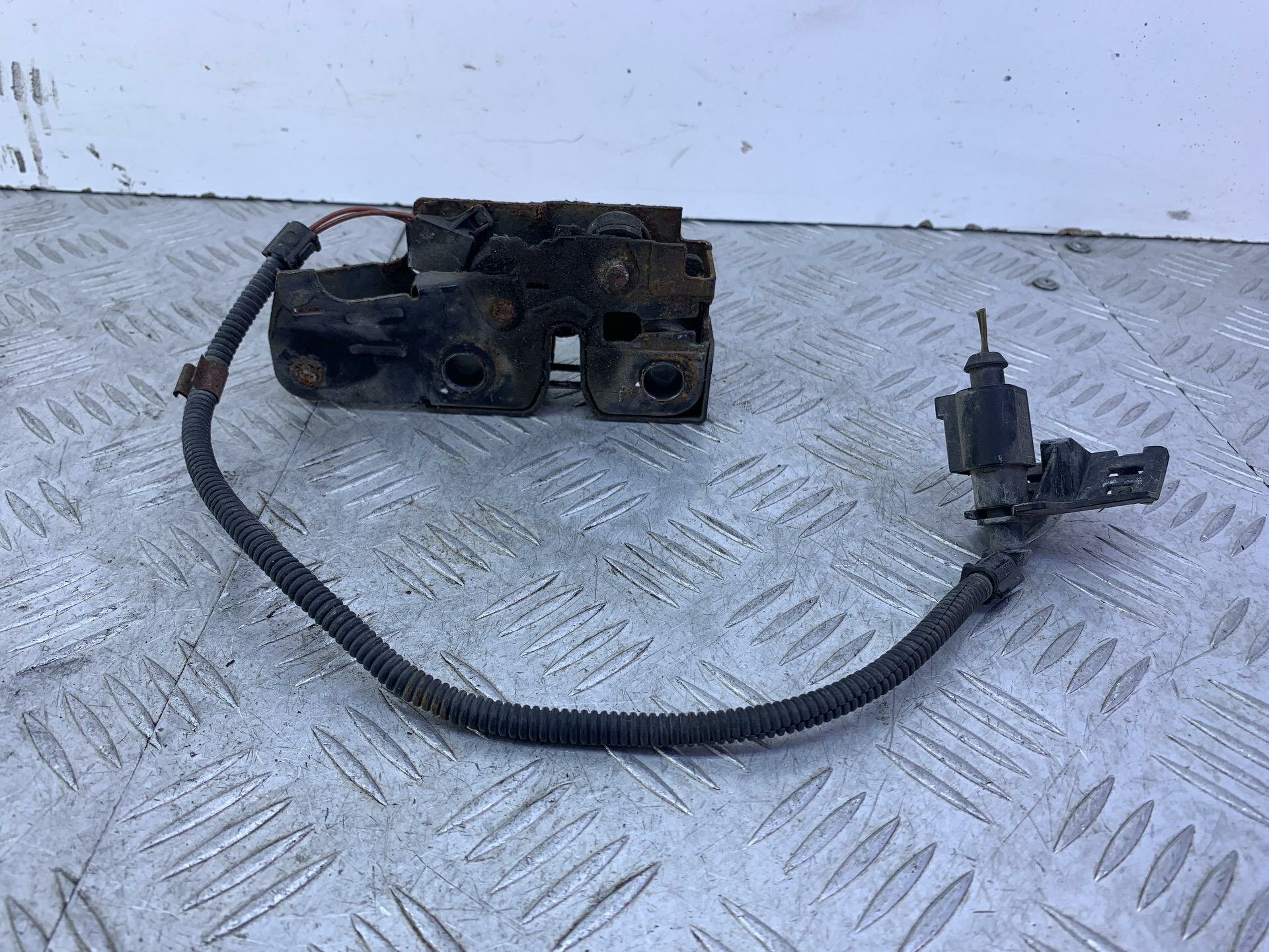 Замок капота Volkswagen Golf 5 2005 1K1823509E