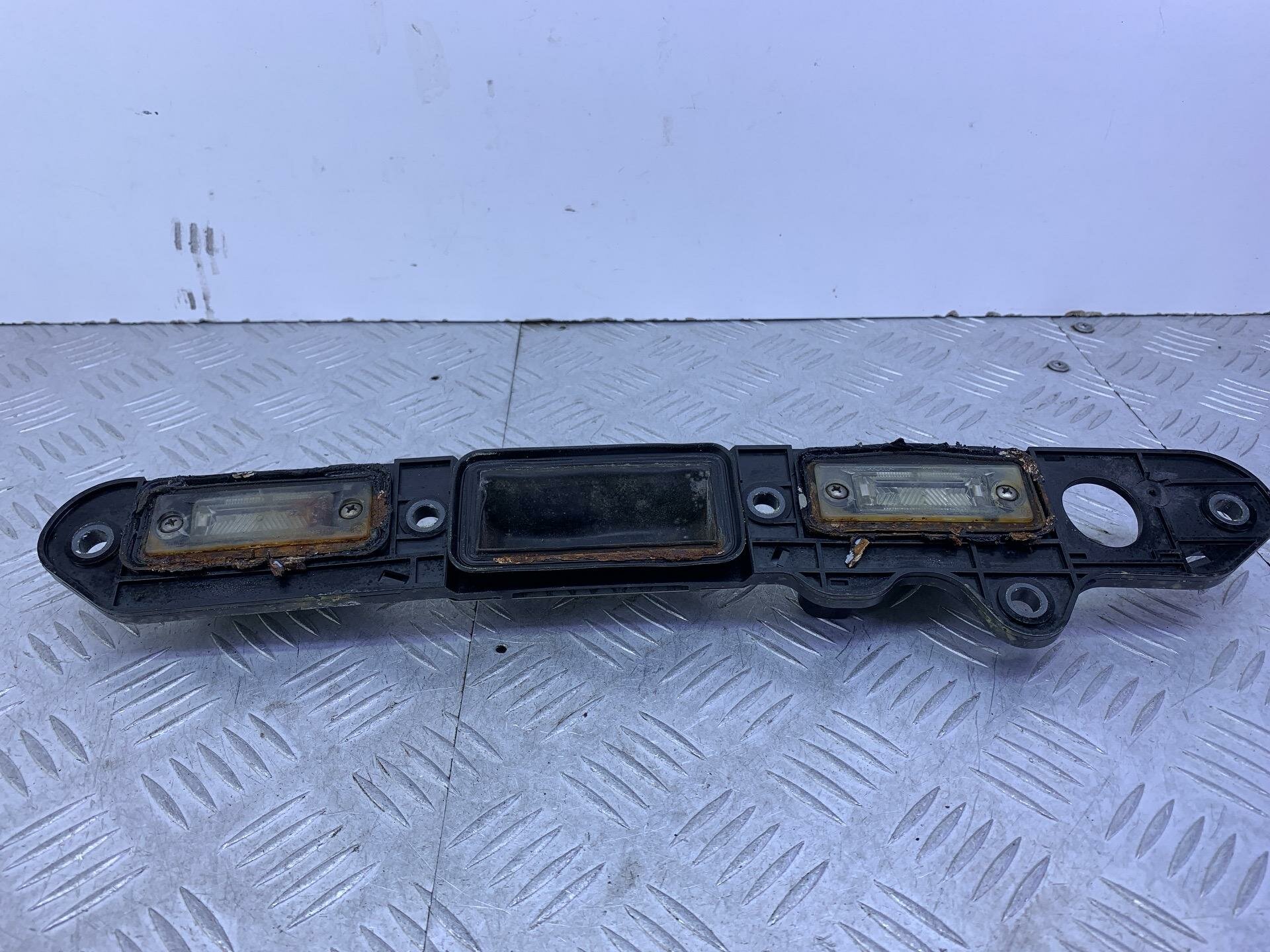 Кнопка открытия багажника Volkswagen Passat B6 2006