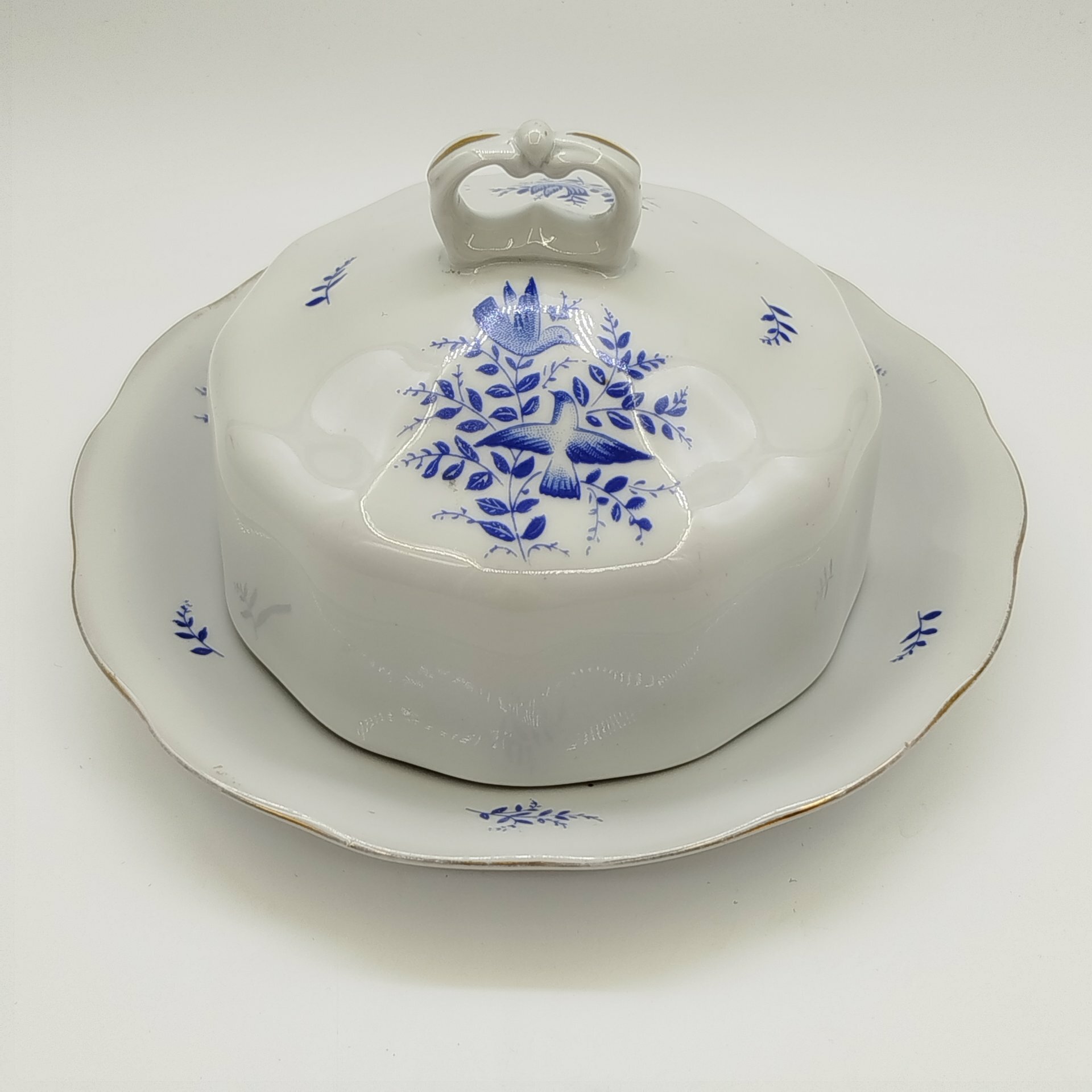 Масленка, украшенная орнитологическим декором, фарфор, деколь, золочение