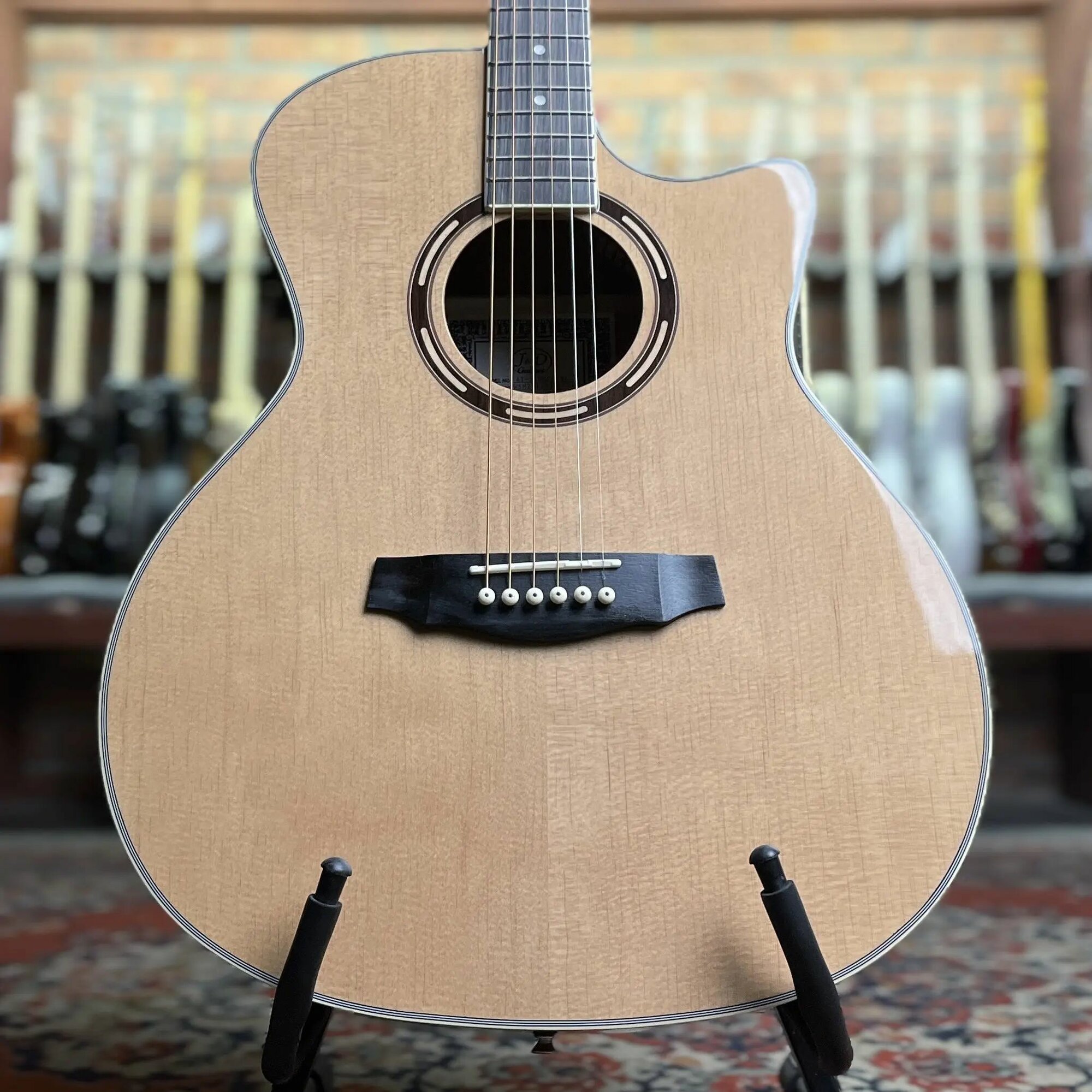 Электроакустическая гитара J&D Guitars AT-110SCE Natural