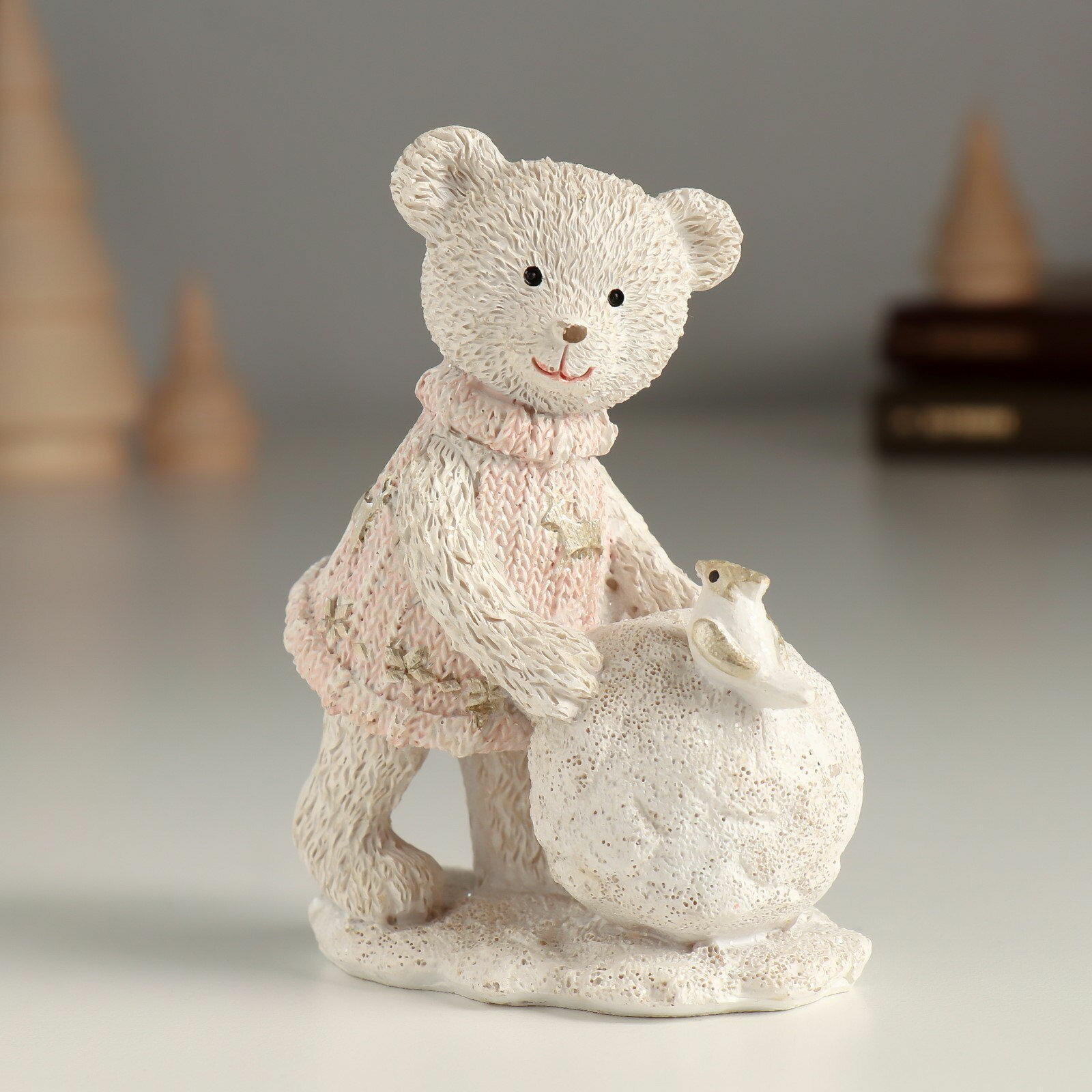 Фигурка полистоун "Мишка с птицей на большом снежке", 7.5x5.5x10.5 см