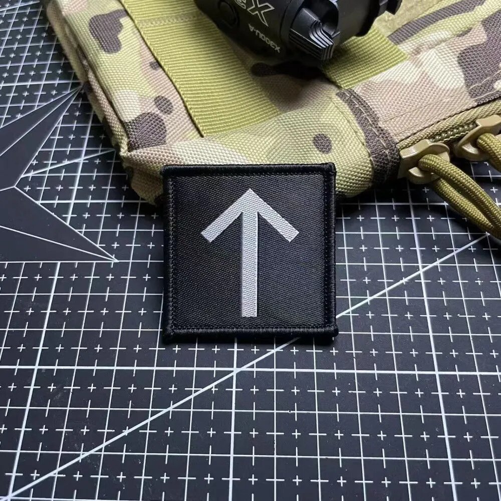 1PC 45mm Вышитая тактическая нашивка-липучка с белой стрелкой вверх