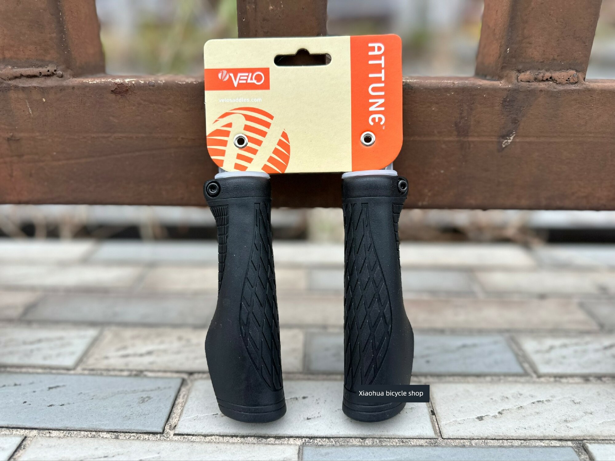 VELO 1777D2 Черные цветные ручки для велосипедов горных и шоссейных, мягкая комфортная поверхность - аксессуары для