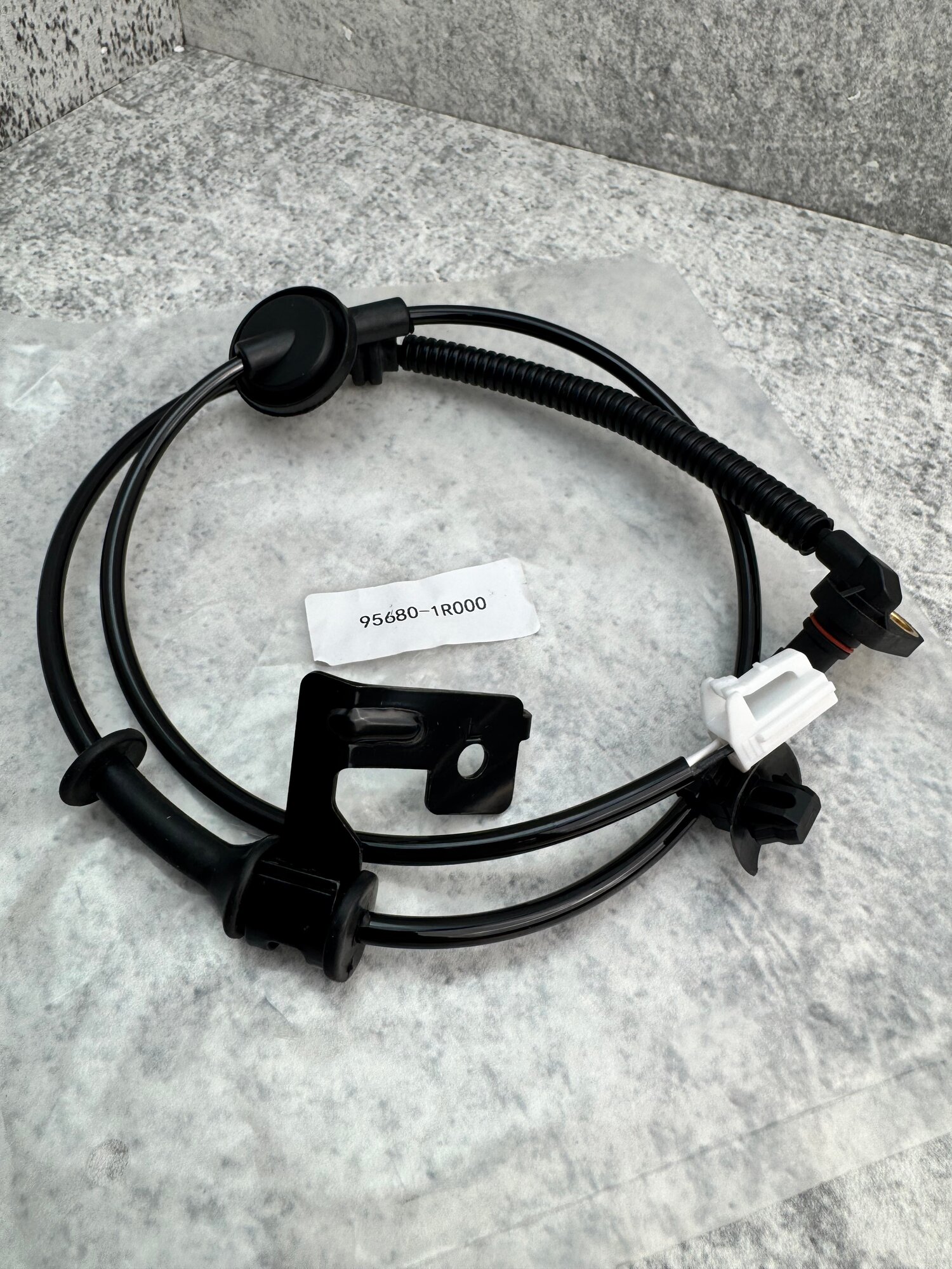 Датчик ABS задний левый. Для Kia Rio 3 2011-2017. Hyundai Solaris 2010-2017. Артикул - 956801r000.