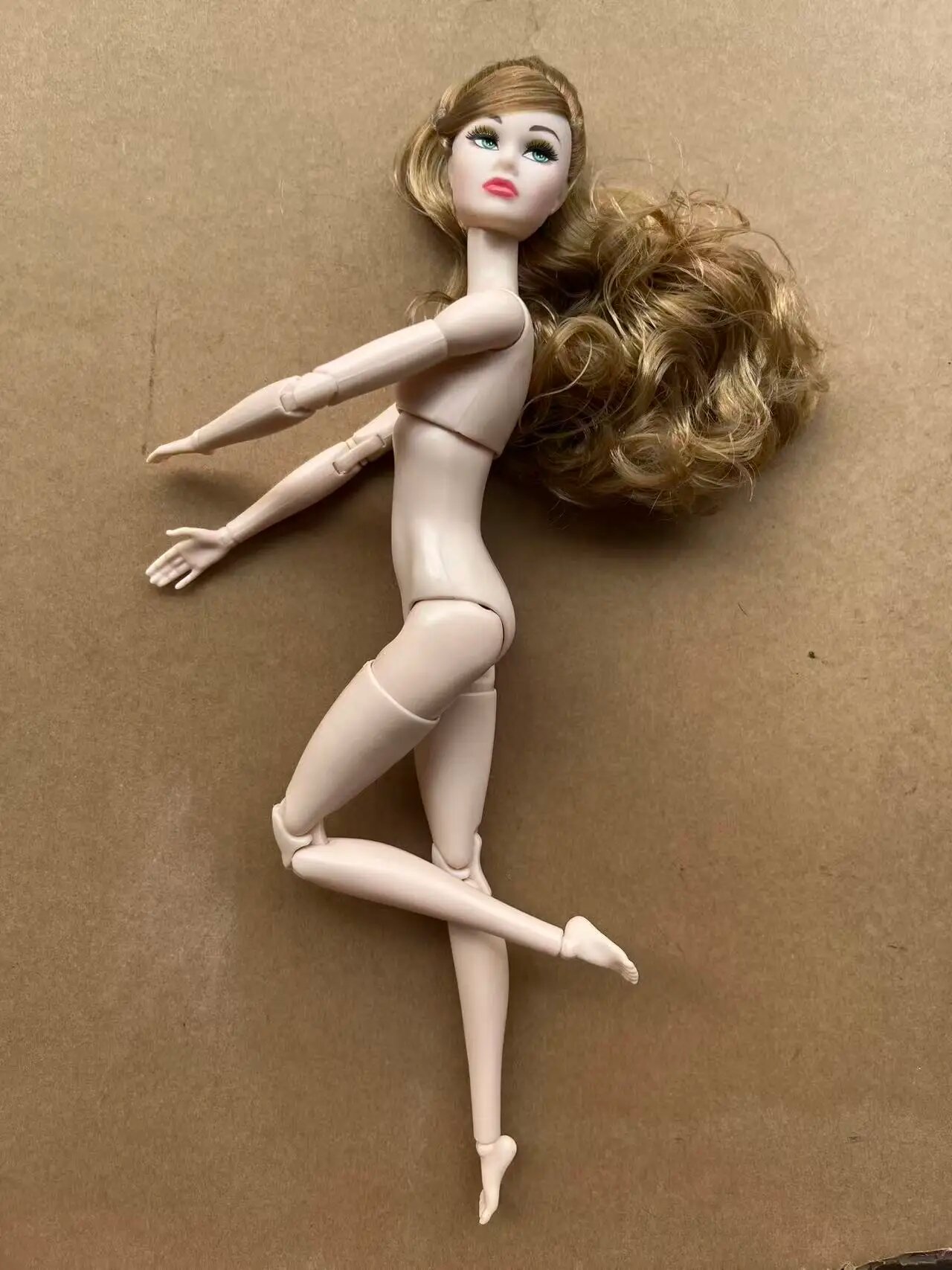 Коллекционная фигурка куклы Poppy Parker 1/6 с макияжем, бежевым супербелым кофейным телом и тонкой фигурой для йоги