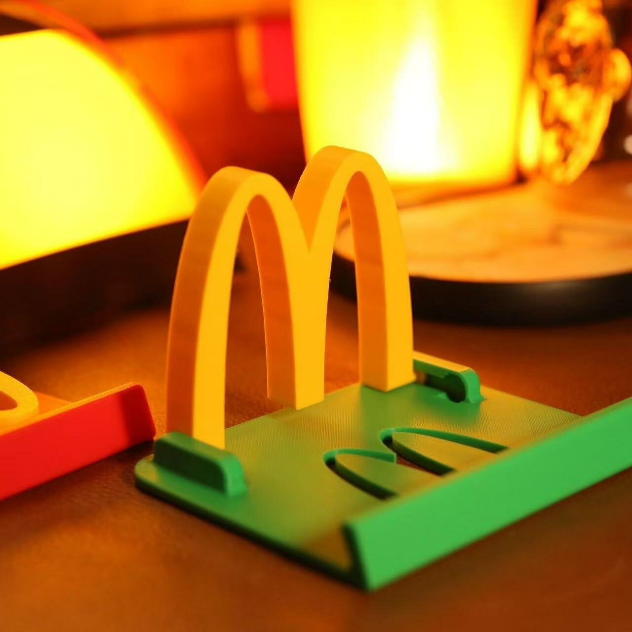 Подарок — подставка для телефона в стиле McDonald‘s, настольная и подвесная, с регулировкой угла, для учёбы и офиса