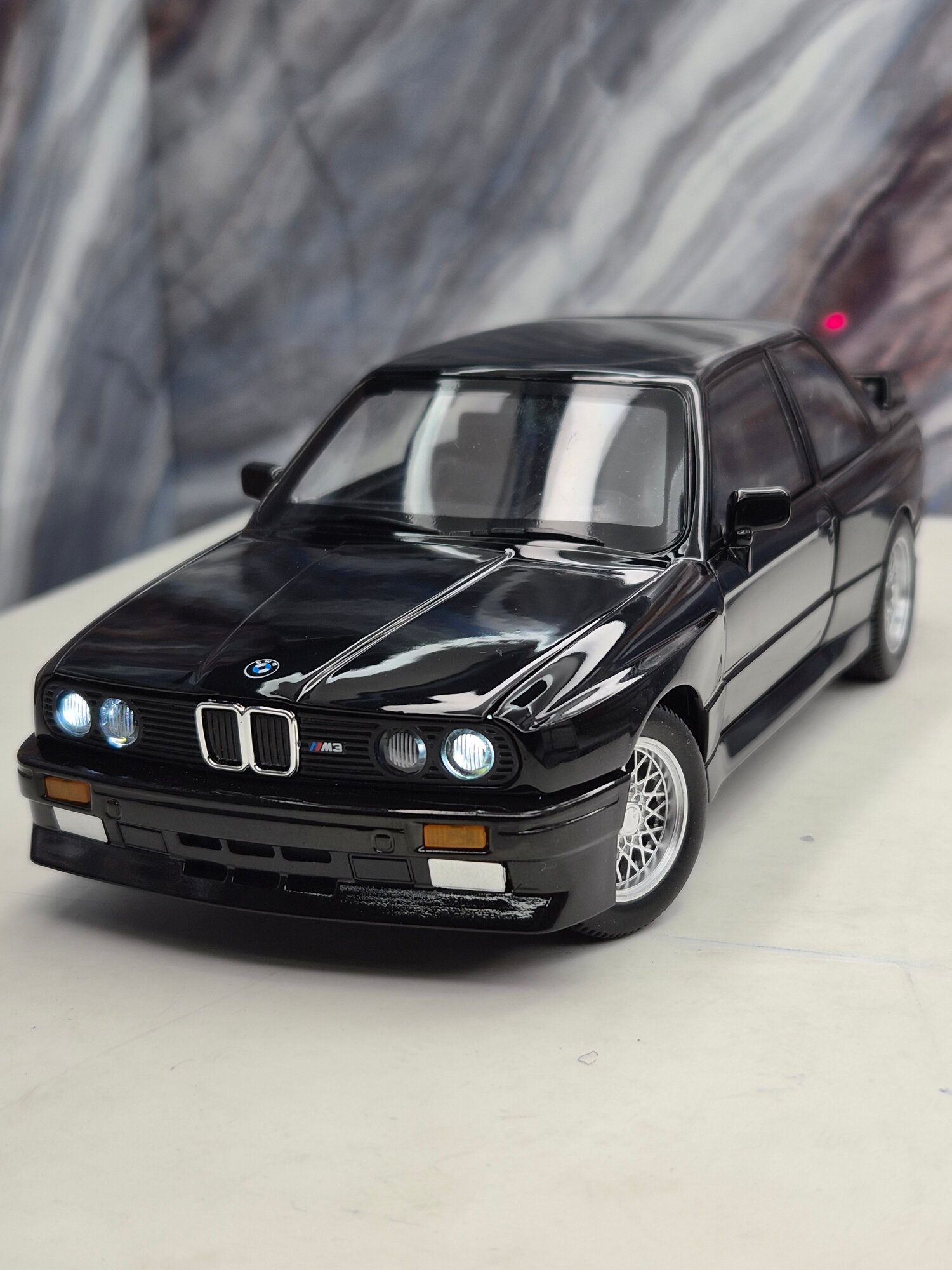 Металлическая машинка BMW M3 E30 1:24 инерционная, звук, свет БМВ