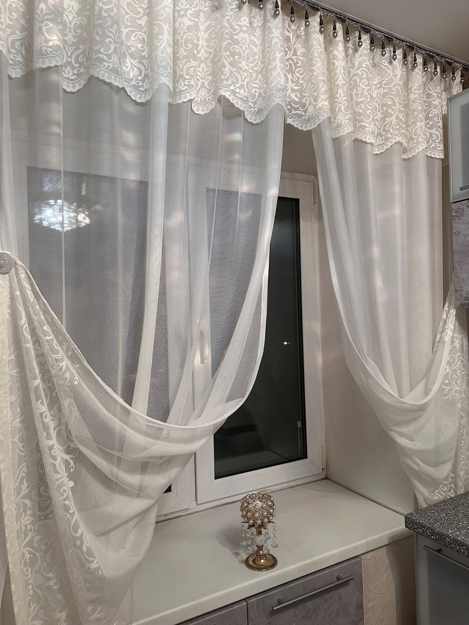 Кухонная штора с ажурным ламбрекеном на шторной ленте 3х1.9м