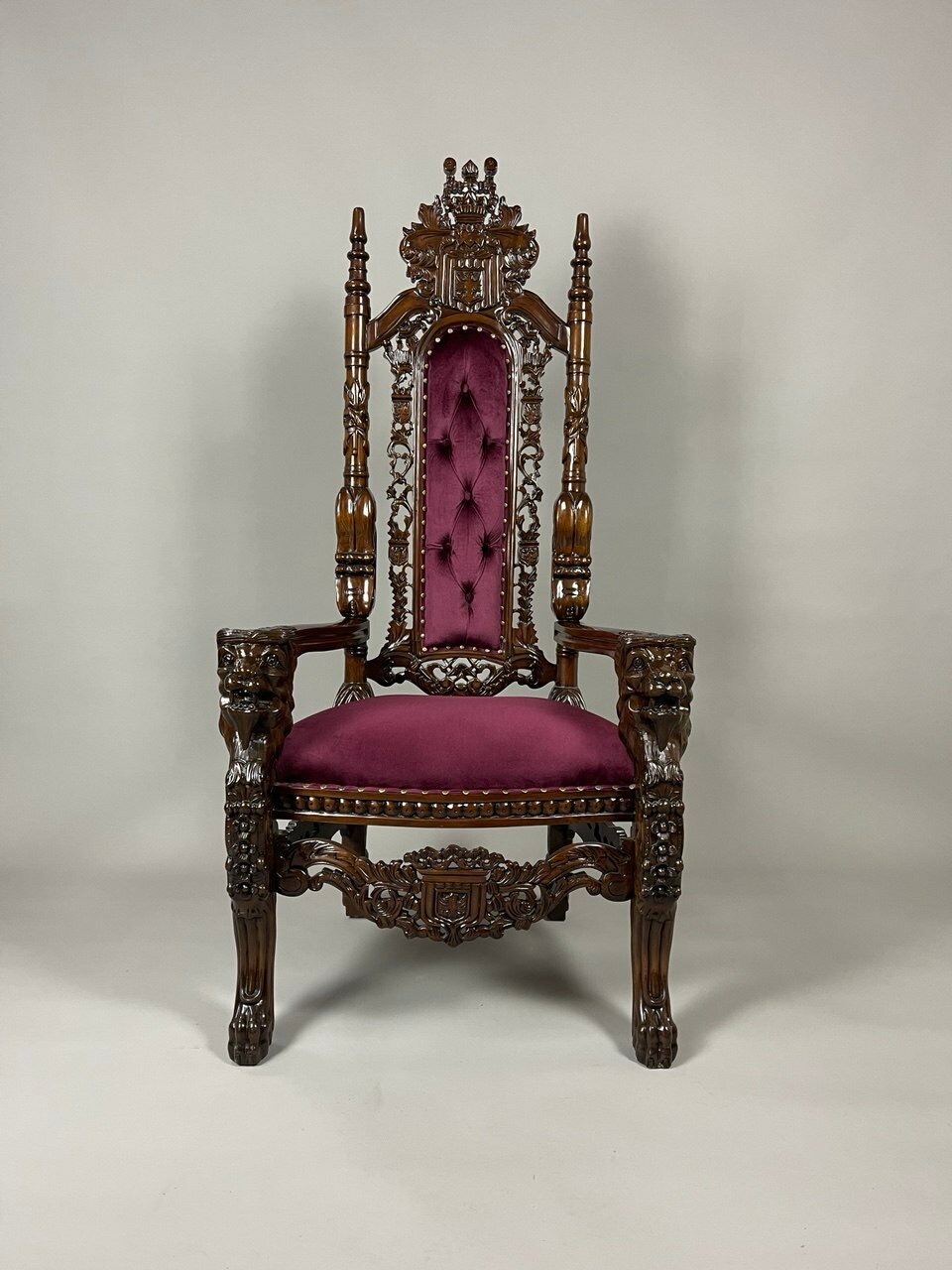 Кресло трон "Лев" DOMKORLEONE из красного дерева (mahogany wood) с текстильной обивкой, цвет орех Antique Sou Dark