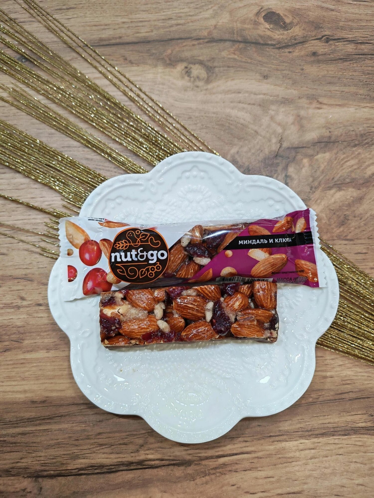 14 батончиков nut&go миндаль и клюква.