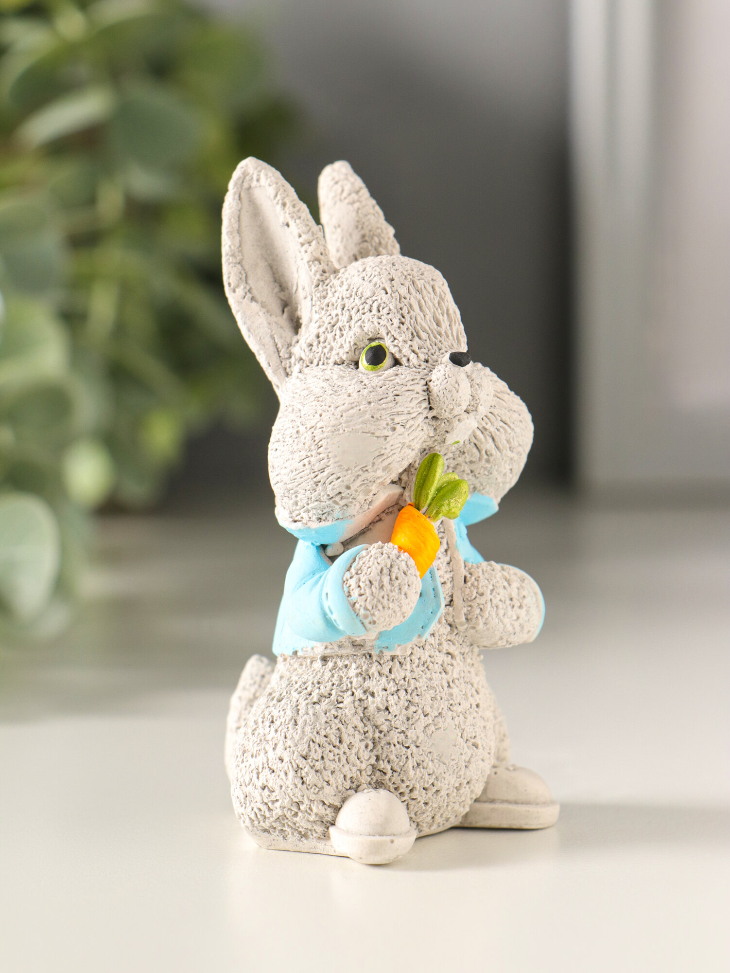Фигурка гипс Кролик с морковкой , 7 х 5 х 4 см, серый