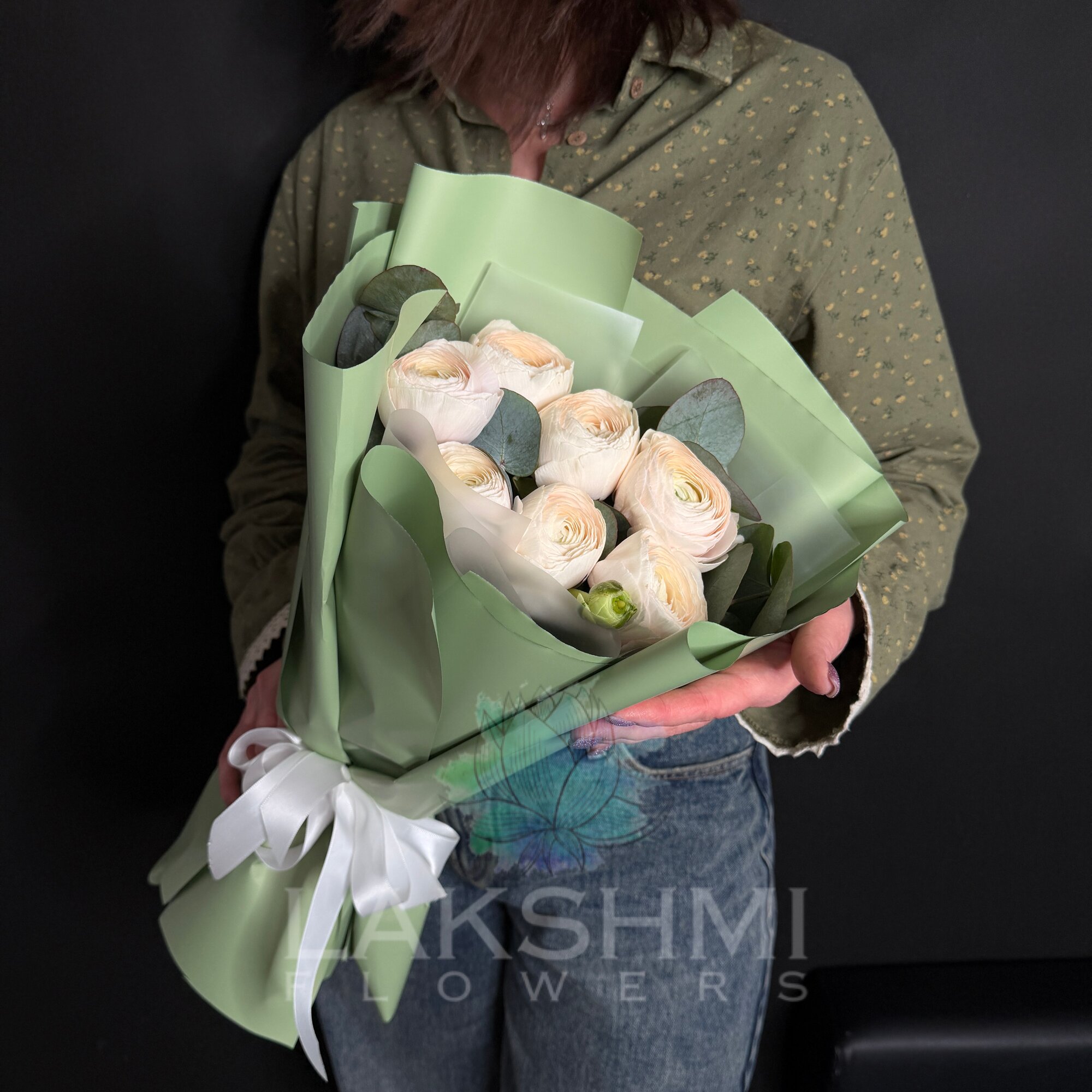 7 ранункулюсов / Букет из 7 кремовых ранункулюсов сорта «Ханой» с эвкалиптом