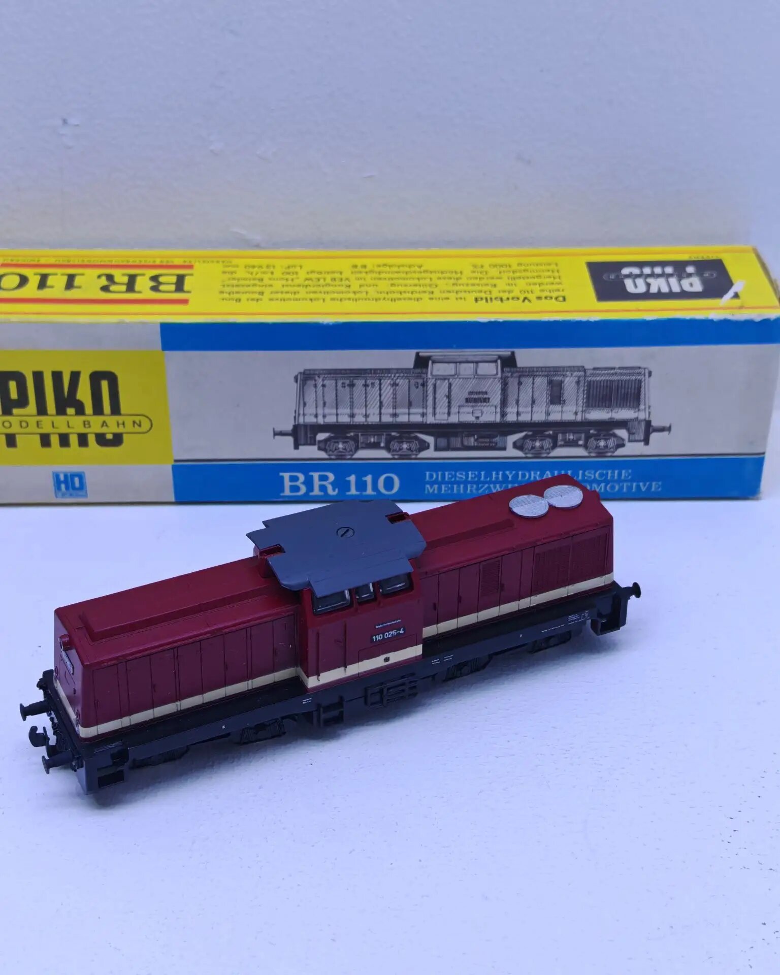 Модель железнодорожного локомотива BR110 (1:87), пластик, краска, металл, "Piko", ГДР, 1960-1980 гг.